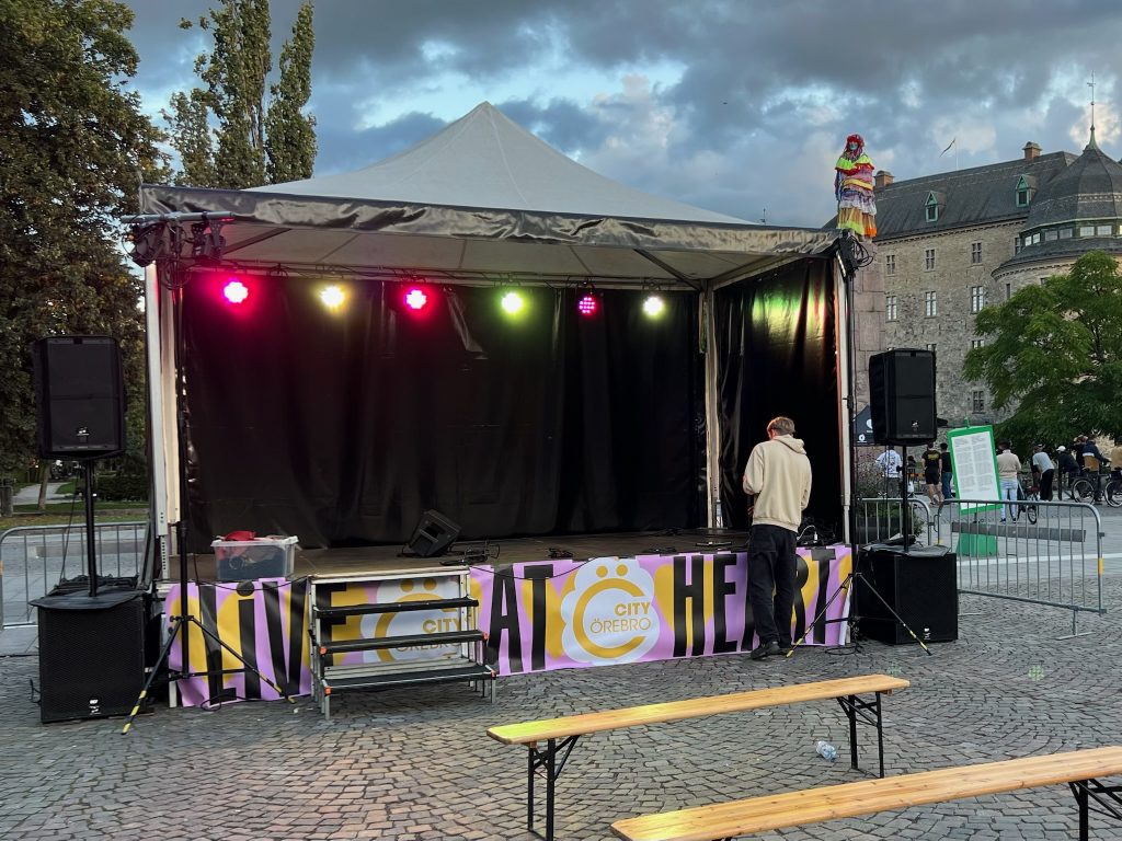 Scen Small + - Ljus & Nöje